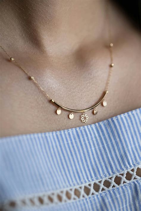 겨울 고급 보석 골드 니트웨어 단순한 모습 따뜻한 럭셔리 럭셔리한 목걸이 미니멀리스트 베이지 보석 부드러운 빈티지 터치 상세한 섬세한 스웨터