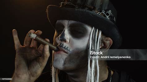 무서운 남자 에 해골 할로윈 코스프레 의상 흡연 시가 얼굴을 만들기 Film Festival에 대한 스톡 사진 및 기타 이미지 Film Festival 건강관리와 의술