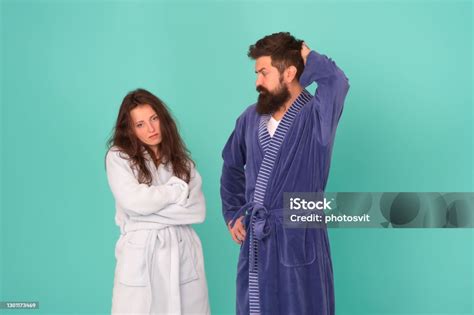 하루 종일 잠옷 검역 개념 졸린 사람들 푸른 배경 사랑 목욕 가운에 커플 수면 장애 아침에 졸리고 약합니다 아침 루틴 커플 졸린 얼굴 옷 용 수 면 2명에 대한 스톡 사진