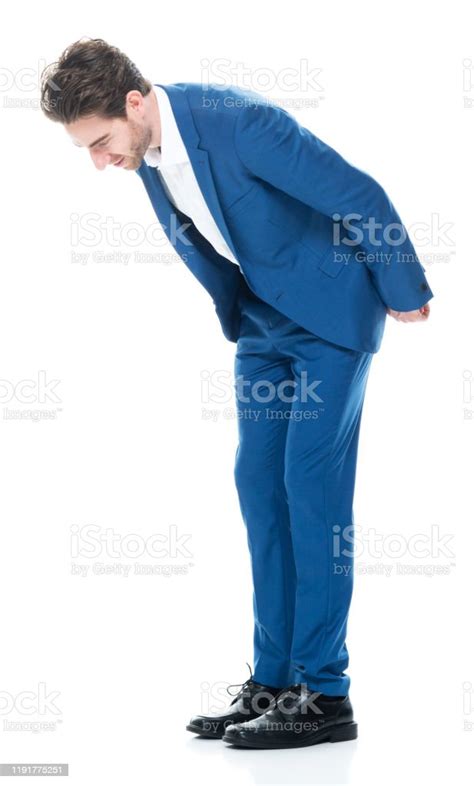 사이드 뷰프로필 보기전체 길이1명 만3039세 성인 잘생긴 사람 갈색 머리 코 카 서 스 남성젊은 남자 사업가 양복을 입고 서 서 인사말 남자들만에 대한 스톡 사진 및 기타