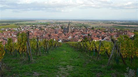 집 밖의 건물 건축 경치 경치가 좋은 고요한 교회 국가 그림 같은 기이 한 나무 녹지 농업 농촌의 높이 대낮 들판 랜드마크 마을 매력적인