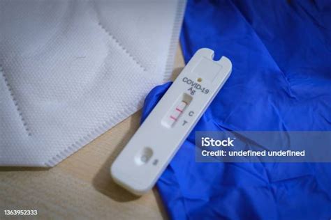 긍정적 인 코로나 빠른 테스트는 의료 얼굴 마스크와 파란색 의료 장갑 옆에 놓여 있습니다 0명에 대한 스톡 사진 및 기타 이미지 0명 가방 개념 Istock
