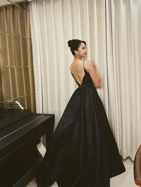 6 Pesona Elegan Ala Princess Dari Anya Geraldine Kenakan Gaun Klasik Hitam