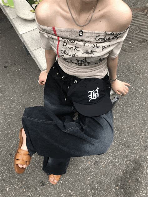 [힙한 빈티지룩] 디스 그래픽 오프숄더 에이블리