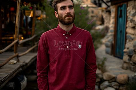 빨간 셔츠를 입은 남자