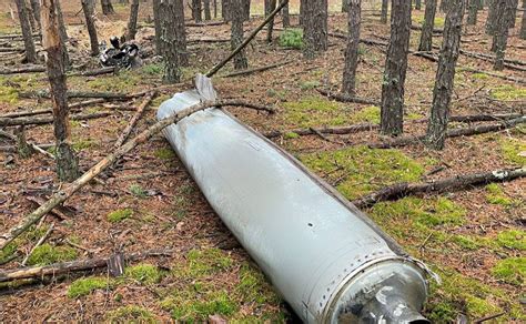 Поліція показала уламки ще однієї ракети яку збили над Київщиною ФОТО