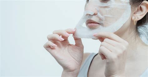 개인 관리 건강 건강한 피부 고요한 노화 방지 돌보다 미니멀한 보습 부드러운 케어 부드러운 피부 뷰티 루틴 뷰티 케어 빛나는 피부 상쾌한 수화 작용