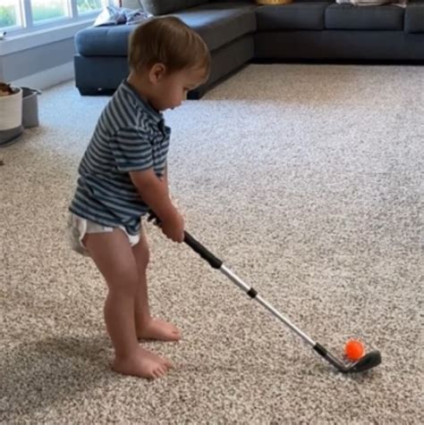 Видео Голф потег на денот