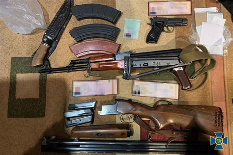 У Лубнах СБУ затримала трьох чоловіків які залякували місцевого мешканця та «вибивали з нього