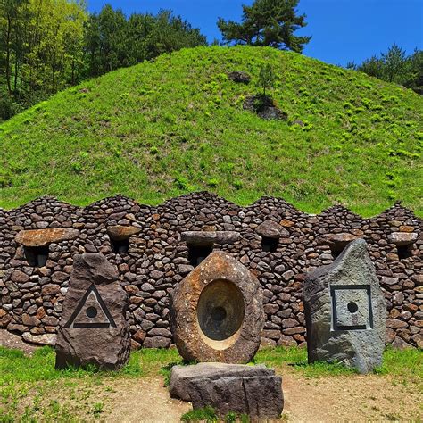 소소한 이야기꾼 고금란 삼성궁 끄트머리 가장 높은 곳에 건국전이 있었다 환웅 환인 단군 세분을 모셔놓은 건축물로 다른 곳과 달리 문이 활짝 열려있었다 우리는