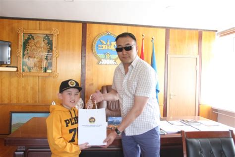 Хүүхдүүдээ хүлээн авлаа