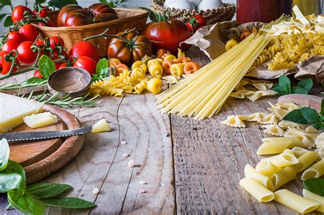 나무 소박한 테이블에 다양한 파스타와 파스타를 만들기위한 추상적 인 배경 재료 이탈리아 음식 개체 그룹에 대한 스톡 사진 및 기타 이미지 Istock