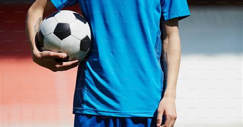 필드에 서 있는 축구공을 가진 젊은 축구 선수 사진 Unsplash의 스포츠 베팅 이미지