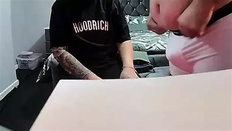 새엄마 방에 알몸으로 다가와 핸잡을 받는 배다른 아들 xHamster