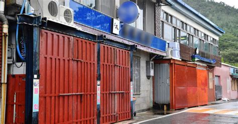 철문으로 굳게 닫힌 만성리해수욕장 횟집