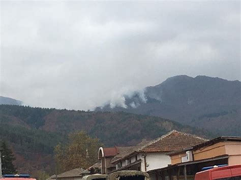 Шефът на пожарната пристигна на мястото на пожара на границата с Гърция Видео снимки