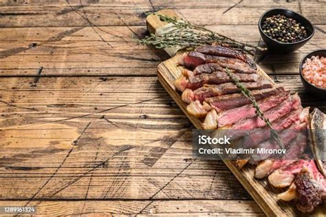소금과 후추로 뼈에 갈비 눈 스테이크 구운 쇠고기 고기 나무 배경 맨 위 보기입니다 복사 공간 갈비 스테이크에 대한 스톡 사진 및 기타 이미지 Istock