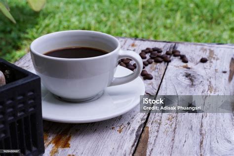 오래된 나무 테이블에 뜨거운 아메리카노 커피 접시에 커피 한 잔 아메리카노 블랙 커피 나무 바닥에 커피 컵 오후는 커피를 마시는