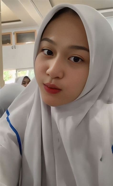 Pin oleh Noshu Buncot di awekz | Orang cantik, Wanita berlekuk, Gadis ...
