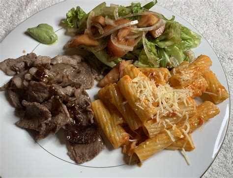 マニラ男の手料理。マニラで買える食材で一食平均240円で食事を楽しむ。牛肉が高いこの予算では価格調整が難しい。 Munetomoclub