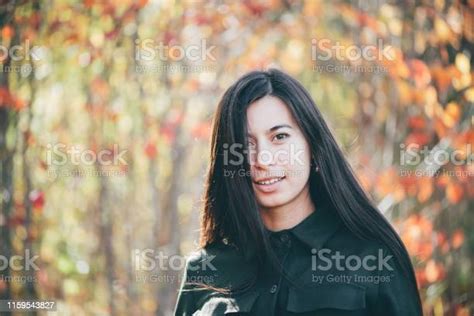 생생한 단풍에 둘러싸인 여성의 아름다움 초상화 보케에 화려한 잎가을 가을 배경에 긴 자연 검은 머리와 꿈꾸는 아름다운 소녀 영감 소녀는 가을 숲에서 자연을 즐긴다 가을에