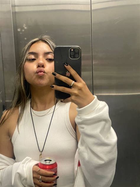 Hi F18 R Selfie Girl
