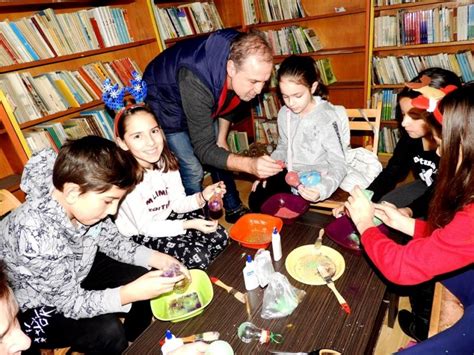 Деца направиха уникални коледни подаръци и украшения