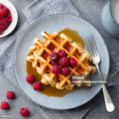 메이플 시럽과 신선한 라즈베리를 곁들인 벨기에 와플 회색 배경입니다 맨 위 보기 0명에 대한 스톡 사진 및 기타 이미지 0명 가루 설탕 갈색 Istock