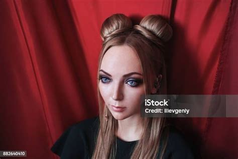 엘 프 롤빵 헤어스타일 및 메이크업 빨간색 배경에 녹색 드레스에 여자에에서 길고 흰 머리 처럼 큰 파란 눈을 가진 금발 여자 20 29세에 대한 스톡 사진 및 기타 이미지