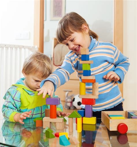 Hermanos Jugando Juntos Con Juguetes Foto Gratis