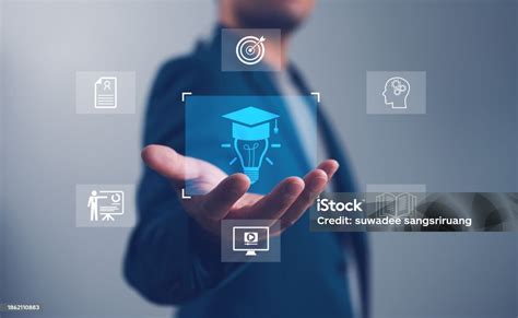 E러닝 대학원 수료증 프로그램 개념 전구 인터넷 교육 과정 학위 연구 지식 창의적 사고 아이디어 문제 해결 솔루션에 졸업 모자를 보여주는 남자 손 35 39세에 대한 스톡