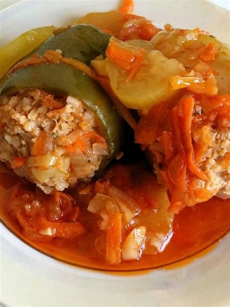 Фаршированный перец с кабачками в томатном соусе