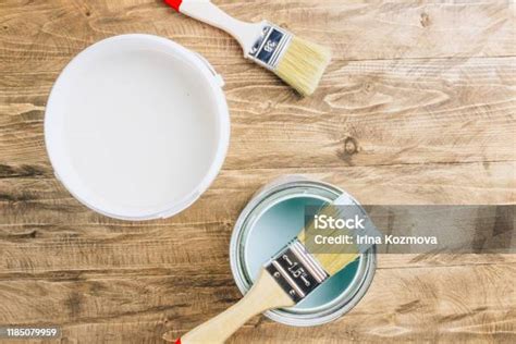 소박한 나무 배경에 브러시와 밝은 파란색 페인트의 오픈 캔 올해의 색상 2020 표백 산호 리노베이션 개념입니다 맨 위 보기 공간을 복사합니다 플랫 레이 2020년에 대한