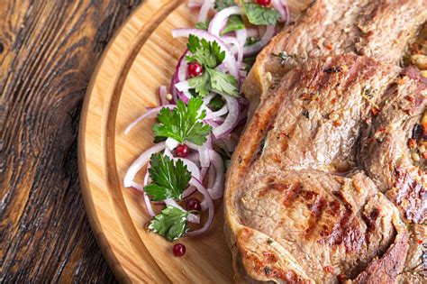 드문 매체 어두운 나무 배경에 절단 보드에 양파와 쇠고기 스테이크 Ribeye 구이 갈비 음식에 대한 스톡 사진 및 기타 이미지