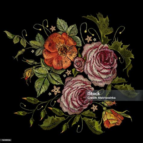 자수 빨간 장미와 핑크 모란 옷 티셔츠 디자인 태피스트리 꽃 르네상스 스타일의 디자인을위한 유행 템플릿 검은 배경에 장미의 고전적인 자수 빈티지 싹 0명에 대한 스톡 벡터