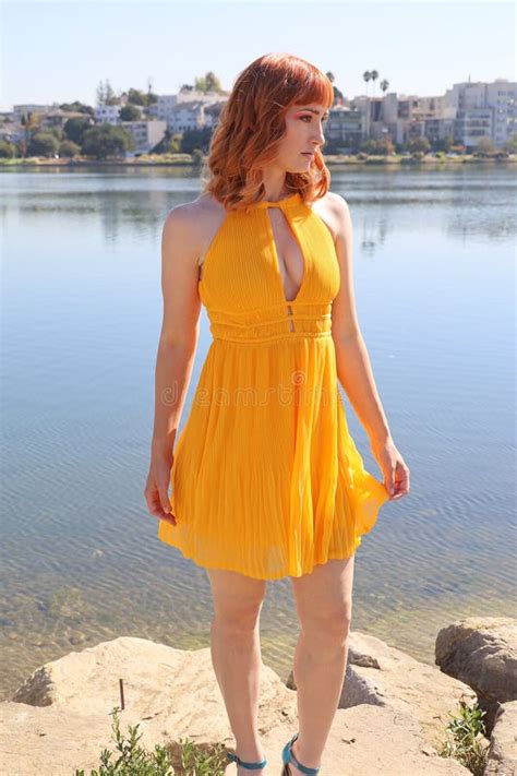 Bella Chica Blanca Con Un Hermoso Vestido Parado Frente A Un Lago