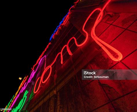 네온 불빛과 다양한 색상의 Led와 빨간색과 완전히 검은 색 배경으로 만든 조명 된 문자와 단어 재즈 포스터 미학 와이어와 튜브를 연결하여 모양을 만듭니다 0명에 대한 스톡