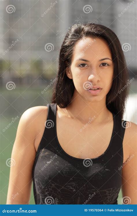 Femme Dans Un T Shirt Noir Photo Stock Image Du Composition 19570364