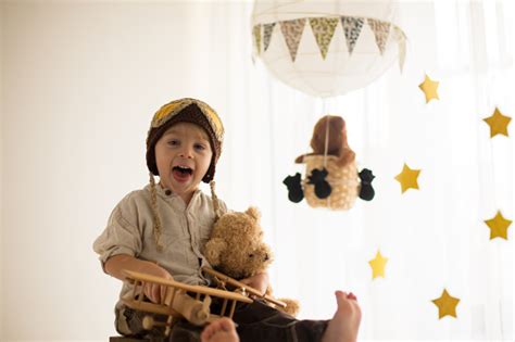 달콤한 유아 소년 비행기와 테디 베어 그 뒤에 장난감공기 풍선과 함께 연주 개념에 대한 스톡 사진 및 기타 이미지 개념 건물 외관 고등학교 이하 Istock