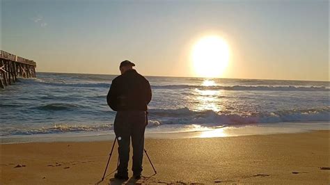 Огромное восходящее солнце над океаном. Фотограф в работе рано утром ...