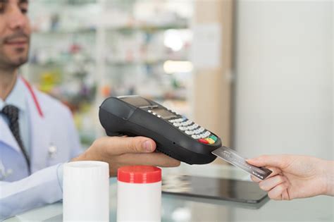 Nfc 기술로 신용 카드로 지불하는 고객 여성 단말기 화면이 있는 신용 카드를 들고 있습니다 정산기와 신용카드를 사용하는 고객의 손 신용 카드로 지불하십시오 온라인 결제