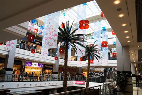 Украшенный торговый зал. Оформление торгового центра. Образцы работы ...