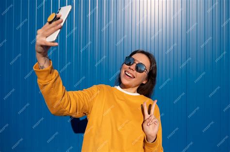 Free Photo Adult Using Pop Socket On Phone