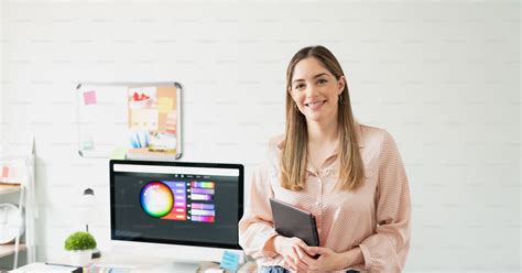 잘 생긴 백인 일러스트레이터가 사무실의 책상 옆에 서서 그래픽 태블릿을 들고 있다 사진 Unsplash의 그래픽 디자이너 이미지