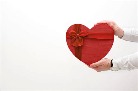 흰색 배경에 고립 된 빨간 하트 모양의 선물 상자를 들고 인식 할 수없는 남자 손 복사 공간 공휴일에 대한 스톡 사진 및 기타 이미지 Istock