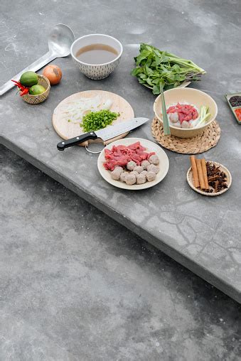 전통적인 베트남어 나물 고기 쌀국수 포 보 수프 국물 포 보 젓가락 그릇에 숟가락 텍스트를 위한 공간입니다 최고의 볼 수 있습니다 나무 테이블 배경에 아시아 수프 포