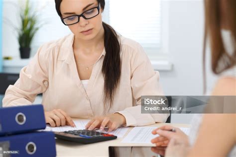 두 여성 회계사 계산기 소득 세금에 대 한 기대 형성 완료 손 근접 촬영 내부 수익 서비스 관리자 금융 문서를 확인입니다 계획