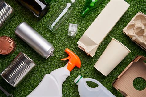 재활용을위한 쓰레기 선택 푸른 잔디 배경에 분리된 유리 금속 플라스틱 및 종이 0명에 대한 스톡 사진 및 기타 이미지 0명 감소 개념 Istock