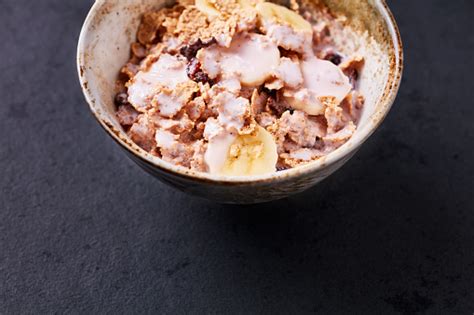 요구르트와 바나나와 그라놀라의 그릇 맛있고 건강한 식사를 위한 컨셉 어두운 돌 배경입니다 닫아 공간을 복사합니다 0명에 대한 스톡 사진 및 기타 이미지 Istock