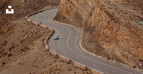 산속의 구불구불한 길을 달리는 자동차 사진 Unsplash의 무료 모로코 이미지